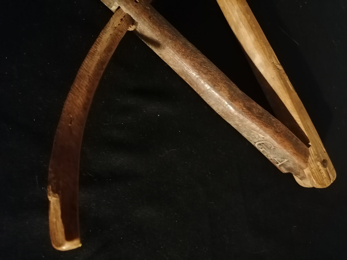 Ancien compas à rapporter rustique avec sa marque de propriété. – Salle ...